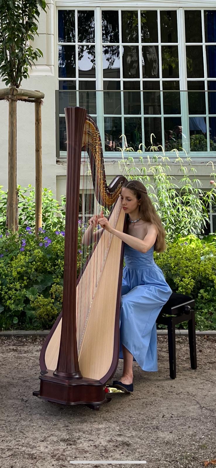 Ein ungewöhnliches Talent: Harfenistin Isabelle Wirtgen – Schloss Hagerhof